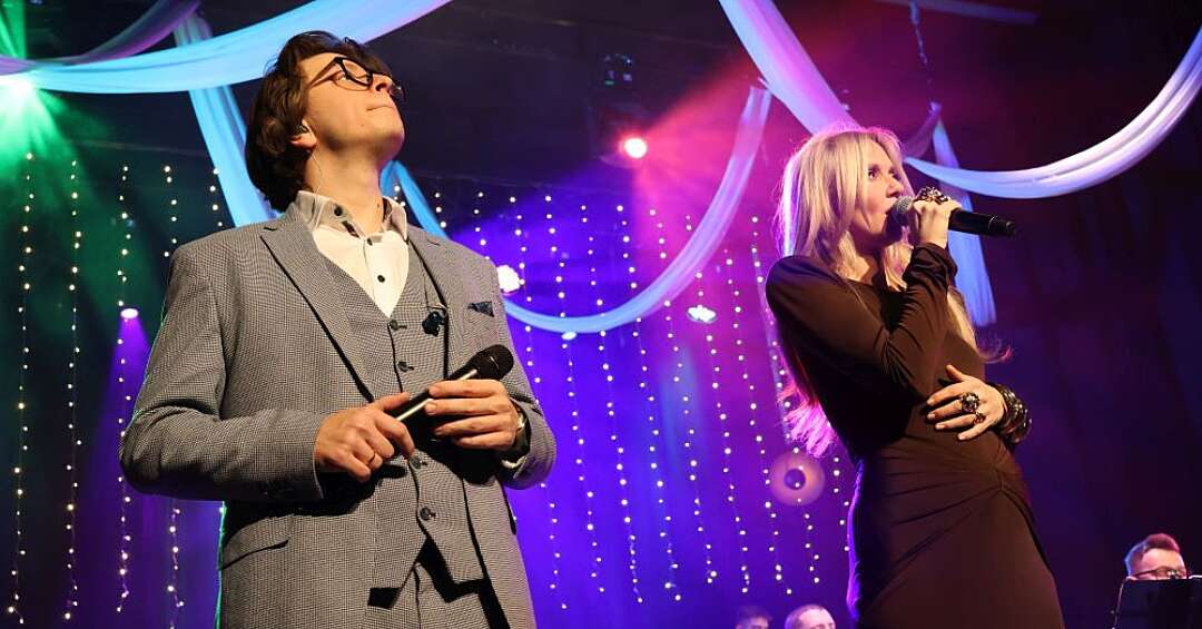 Noworoczny koncert w Piekarach Śląskich 2025. Na scenie Kasia Moś oraz ...