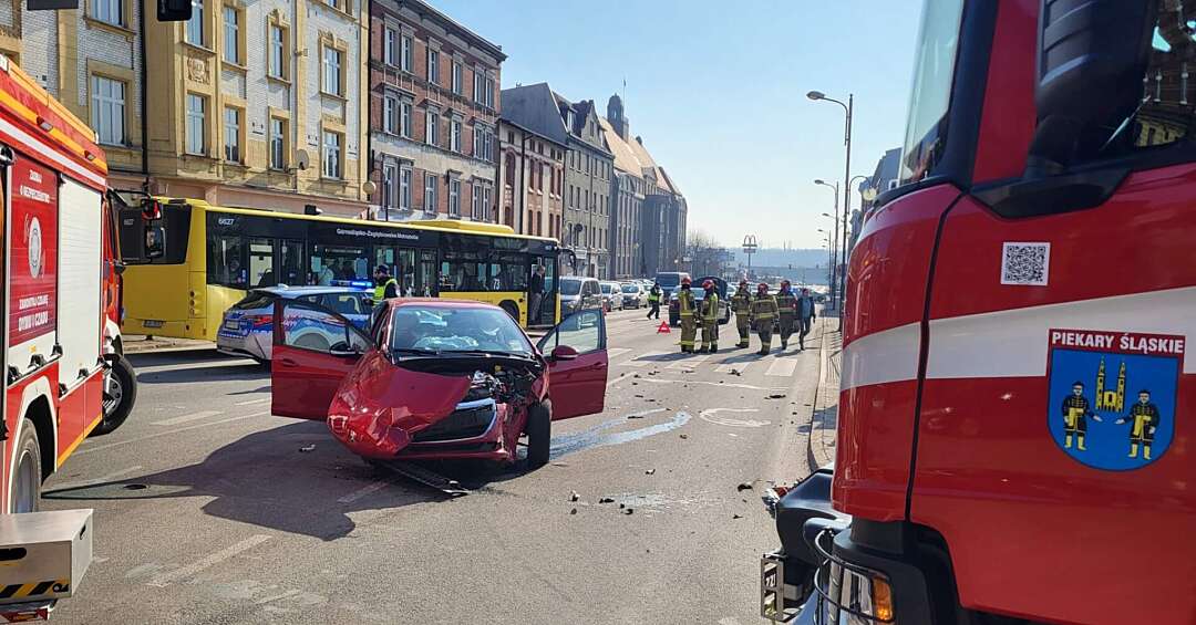 Poważne zdarzenie drogowe w Piekarach Śląskich na skrzyżowaniu u. Bytomskiej i Miarki